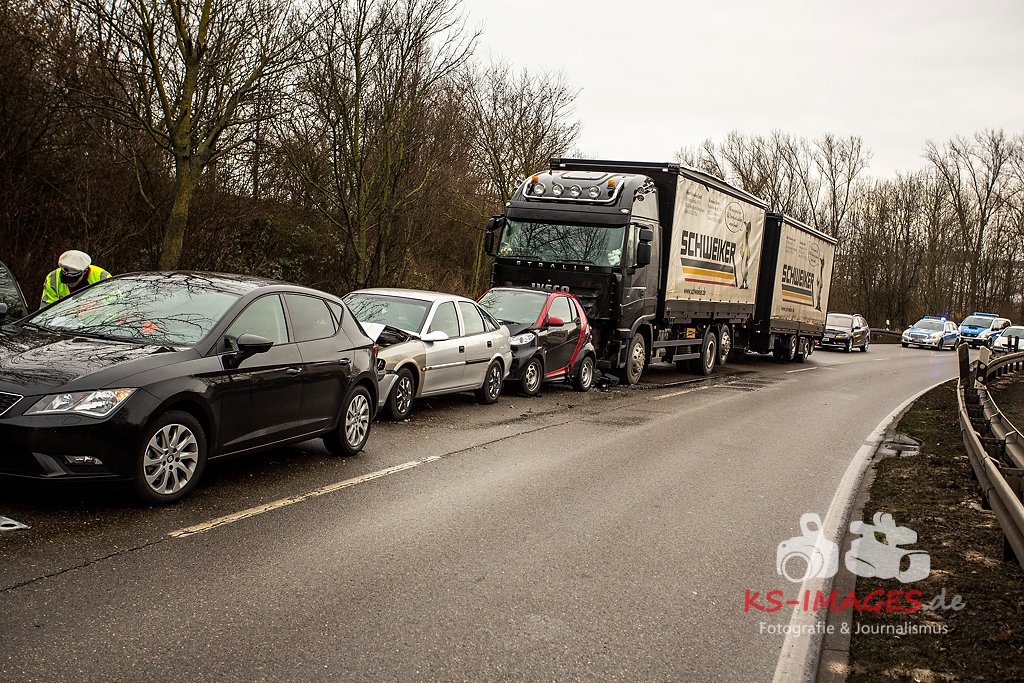 Unfall mit mehreren PKW sowie ein LKW, mehrere Verletzte evtl ...