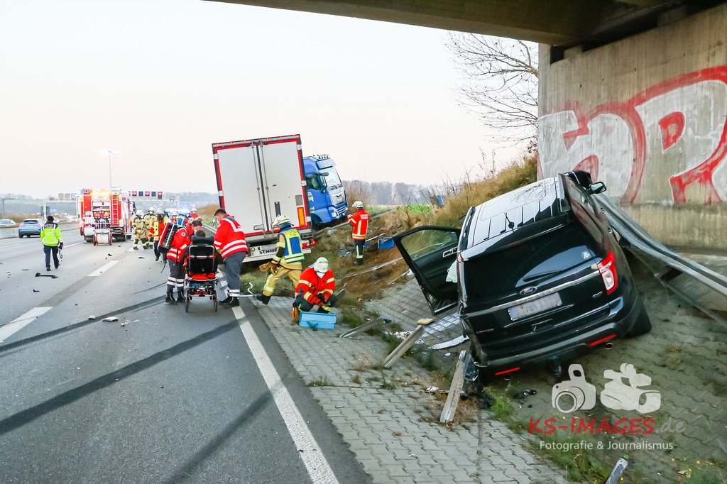Schwerer Unfall A81 bei Ditzingen. LKW kracht in SUV schiebt diesen ...